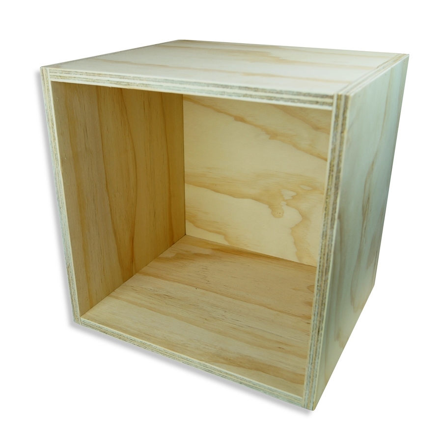 Trekasse i kryssfinér av furutre. Flott kasse til reol